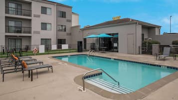 Piscina externa, funciona das 9h às 21h, guarda-sóis