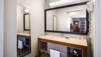 1 quarto, escrivaninha, ferros/tábuas de passar roupa, berços grátis