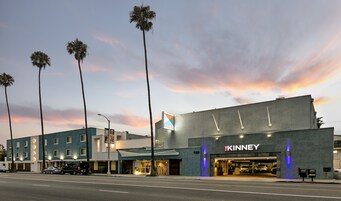 Um edifício moderno com uma placa que diz "The Kinney".