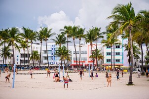 Na praia, areia branca, toalhas de praia 