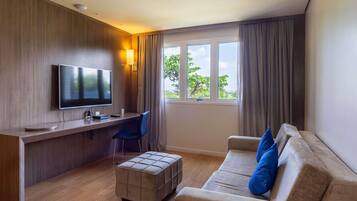 Quarto, 1 cama king-size | Minibar, cofre no quarto, secretária, cortinas/cortinados opacos