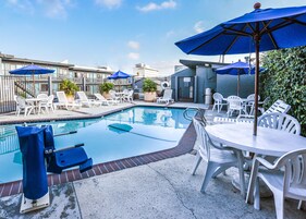 Piscina externa, funciona das 10h às 21h, espreguiçadeiras