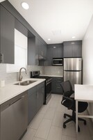 Quarto, 1 cama queen-size (Efficiency) | Cozinha privada | Minifrigorífico, um micro-ondas, uma cafeteira/bule 