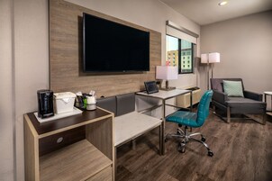 Quarto, 1 cama king-size, acessível | Sala de estar | Televisor de 43 polegadas com canais por cabo 