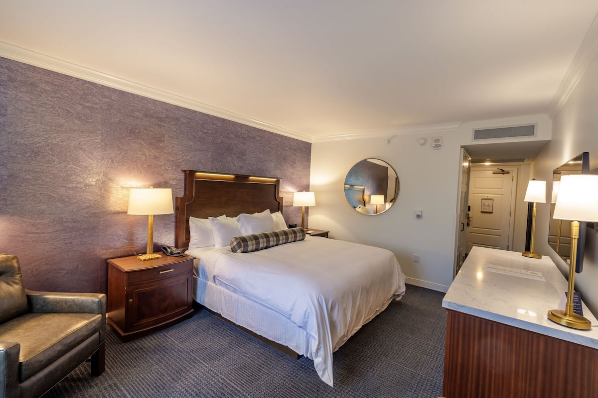 Quarto tradicional, 1 cama King | 1 quarto, roupas de cama premium, camas com colchões pillow-top