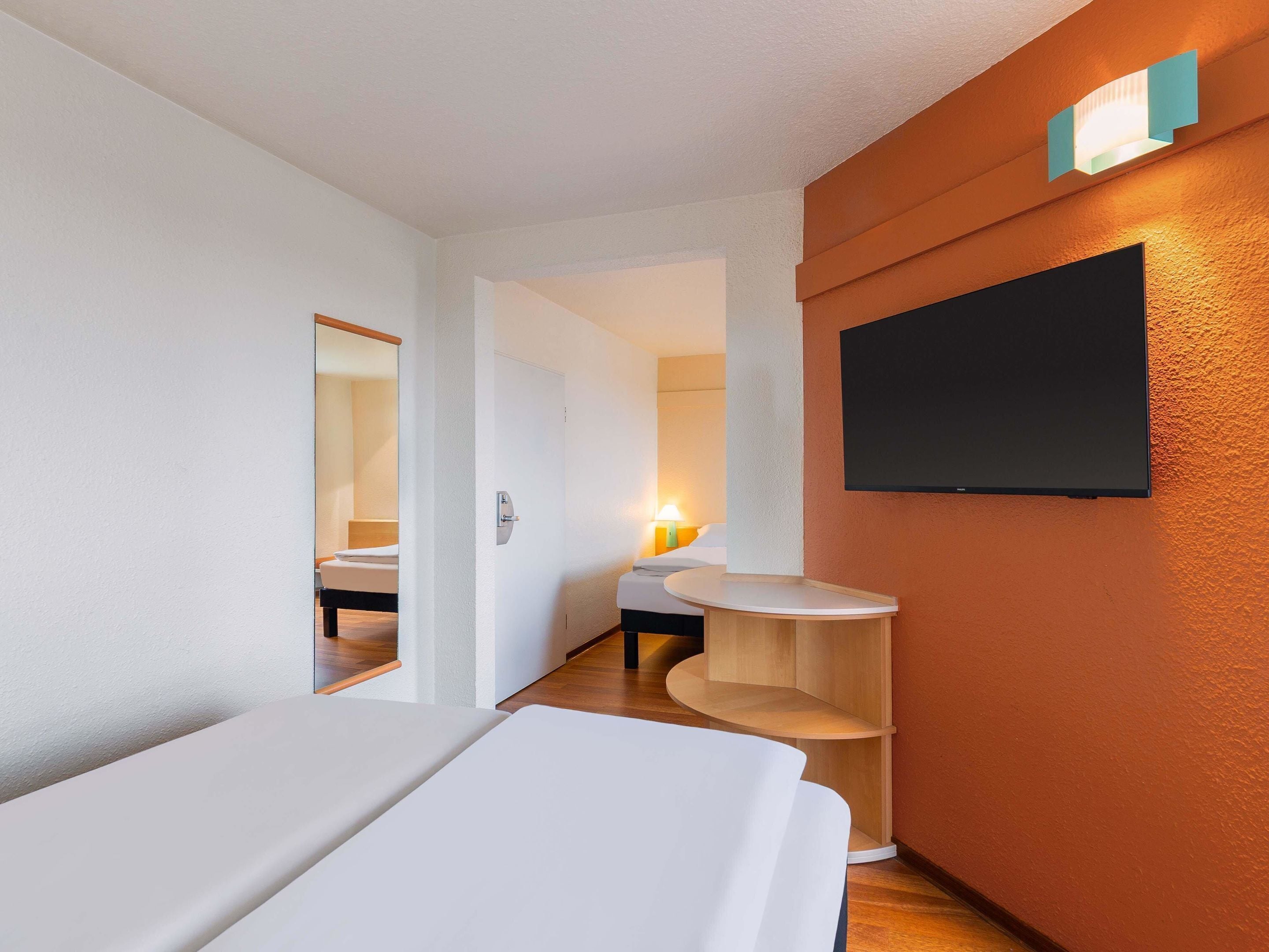 Quarto família | Escrivaninha, cortinas blackout, quartos à prova de som