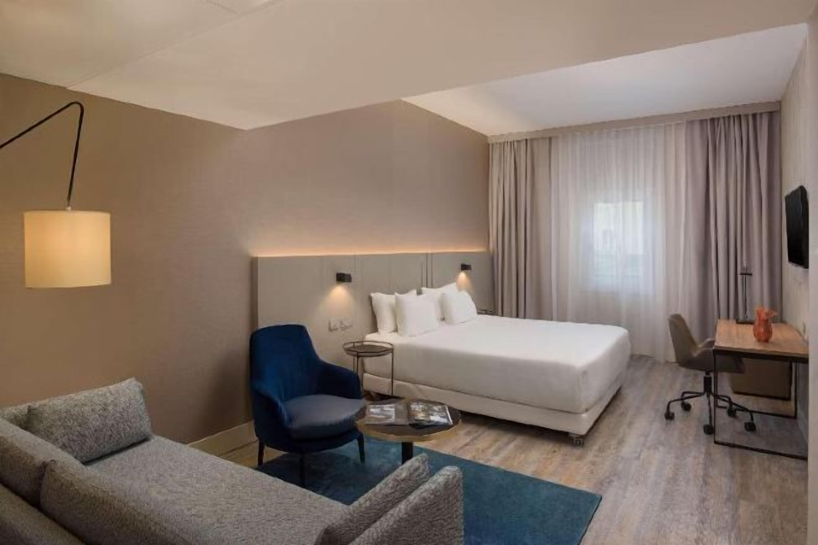 Minibar, cofre no quarto, secretária, Wi-fi grátis 