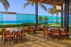 4 restaurantes, pequenos-almoços servidos 