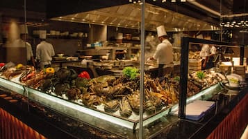 3 restaurantes, café da manhã, culinária internacional