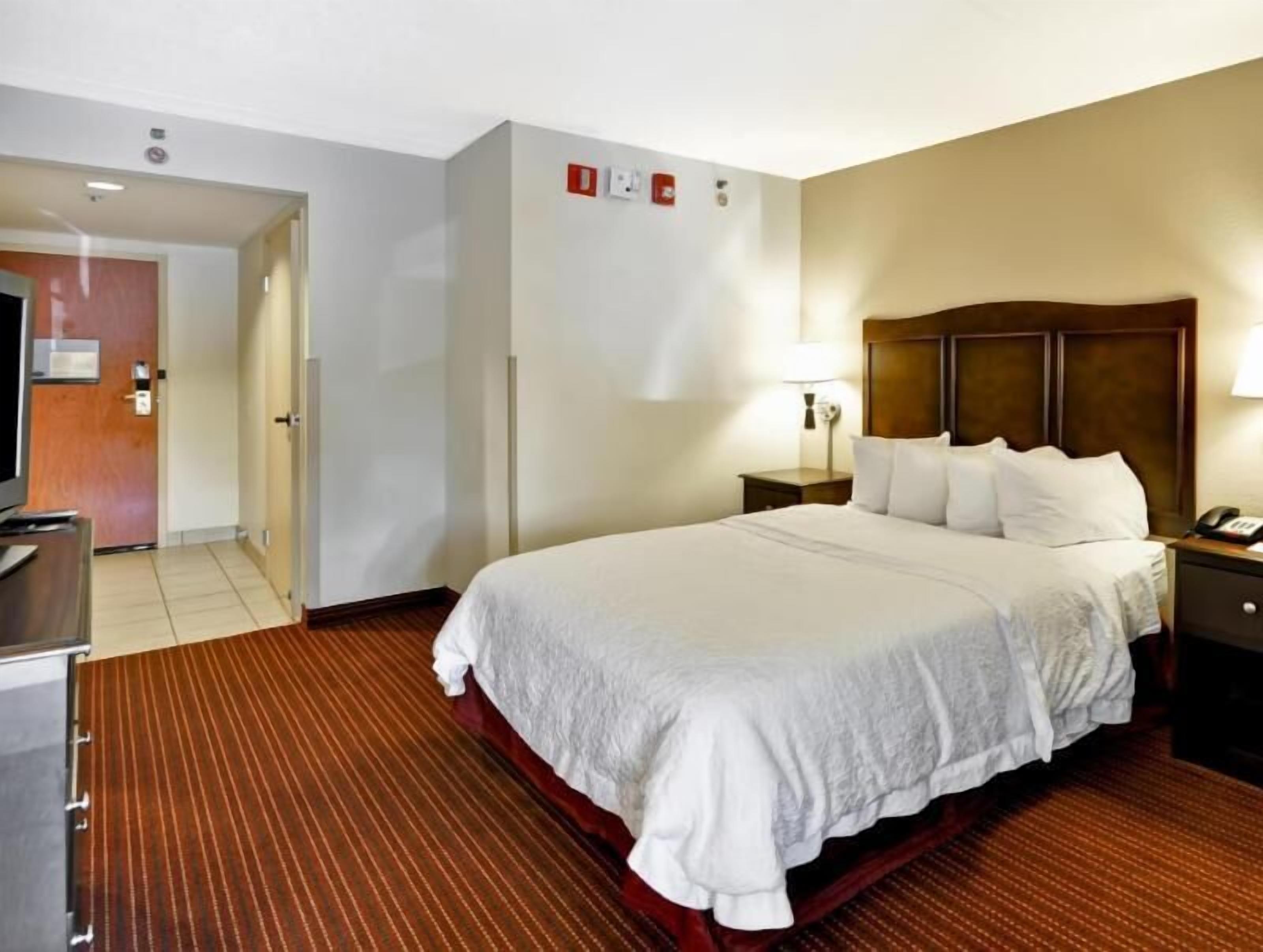 Cofres nos quartos, ferros/tábuas de passar roupa, berços grátis