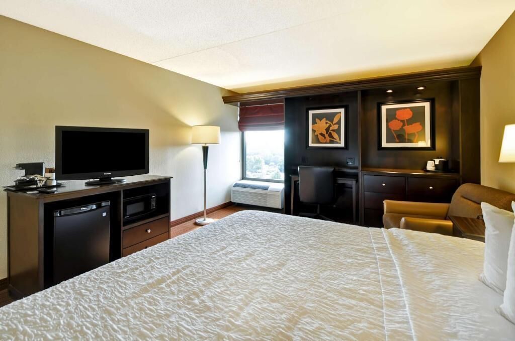 Cofres nos quartos, ferros/tábuas de passar roupa, berços grátis