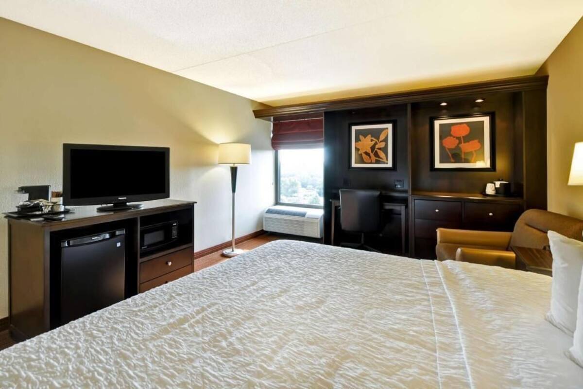 Cofres nos quartos, ferros/tábuas de passar roupa, berços grátis