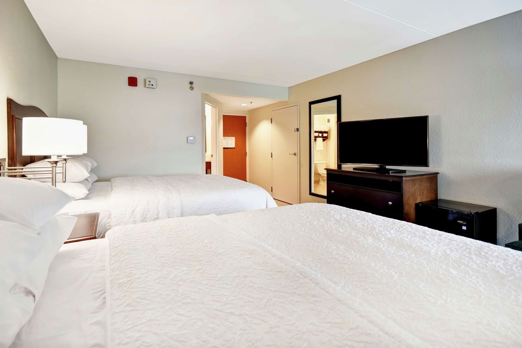 Cofres nos quartos, ferros/tábuas de passar roupa, berços grátis