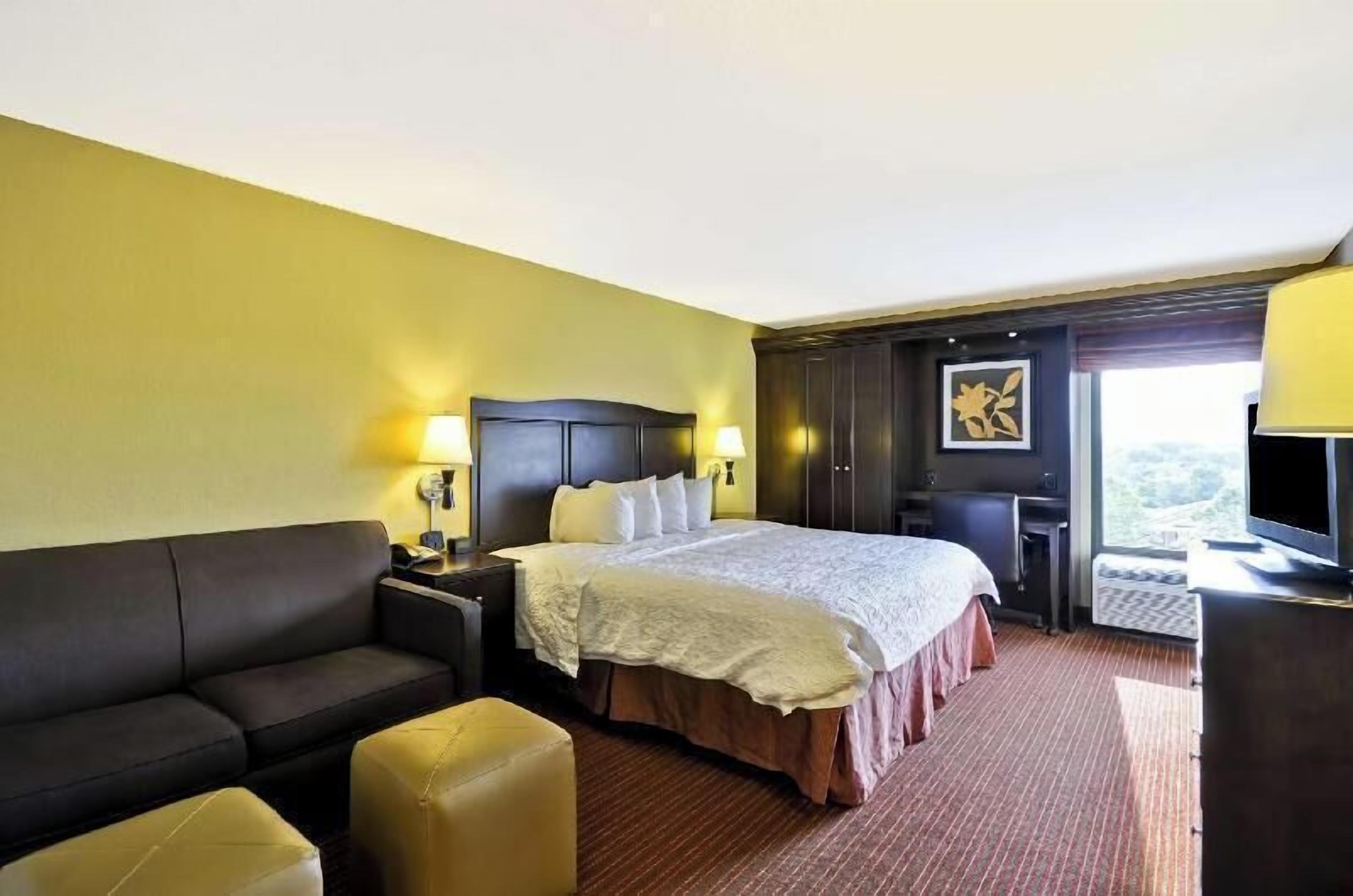 Cofres nos quartos, ferros/tábuas de passar roupa, berços grátis