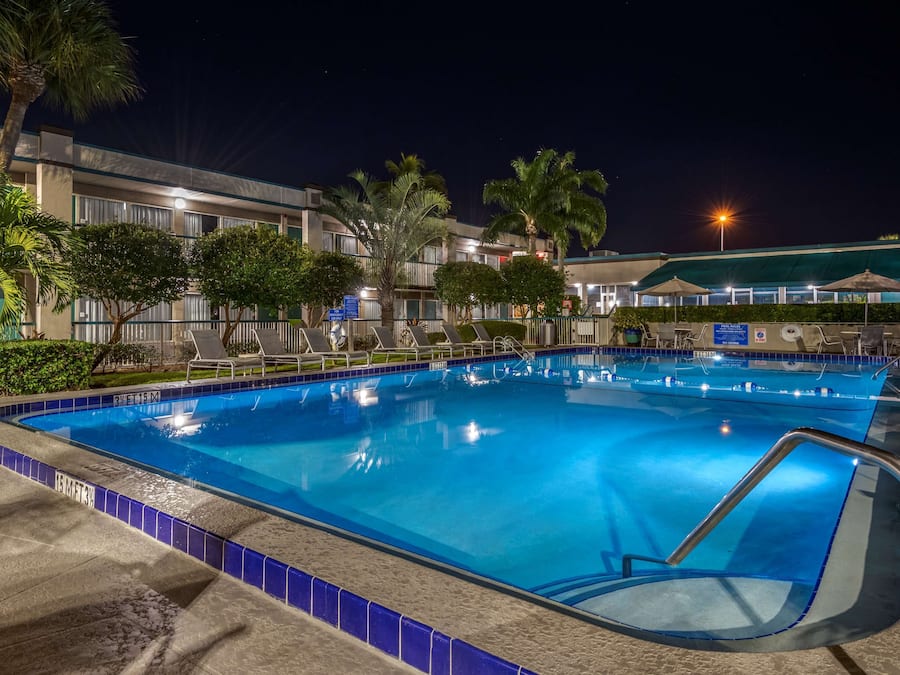 Piscina exterior, espreguiçadeiras