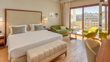 Roupa de alta qualidade, minibar, cofre com capacidade para portátil