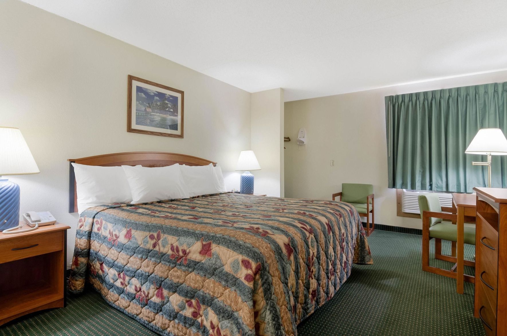 Escrivaninha, ferros/tábuas de passar roupa, Wi-Fi de cortesia