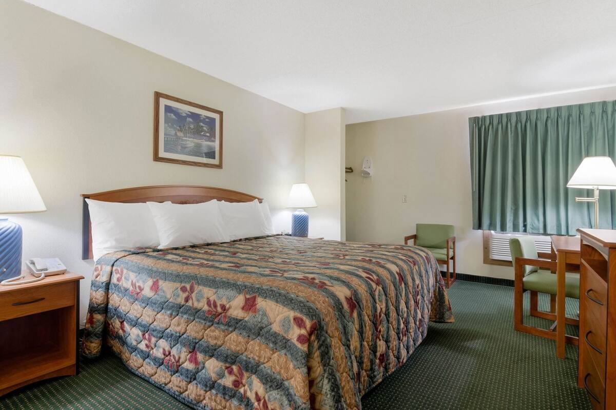 Escrivaninha, ferros/tábuas de passar roupa, Wi-Fi de cortesia