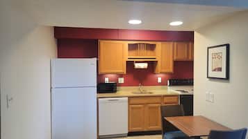 Geladeira grande, micro-ondas, cooktop, lava-louças