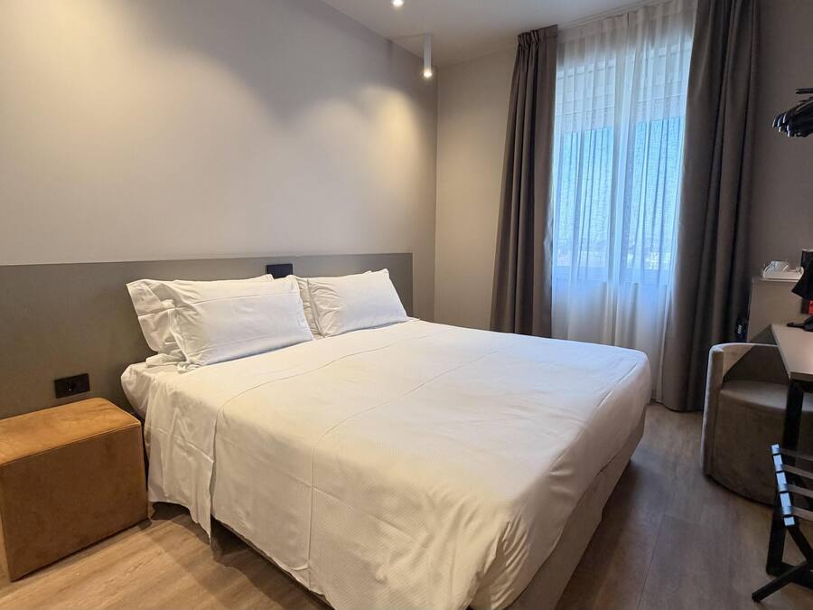 Quarto Comfort, 1 cama king-size, não fumadores (Converts to 2 Twin Beds) | Edredões de penas, minibar, cofre no quarto