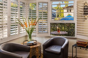 Quarto | Sala de estar | Televisor de ecrã plano de 32 polegadas com canais por cabo, televisor 