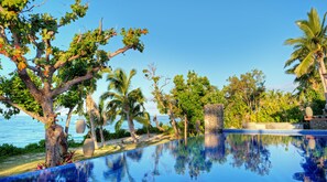 Vila superluxo, 3 quartos, vista para a praia, de frente para a praia | Piscina particular