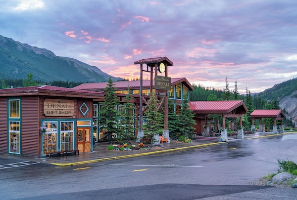 Holland America Denali Lodge - Alaska