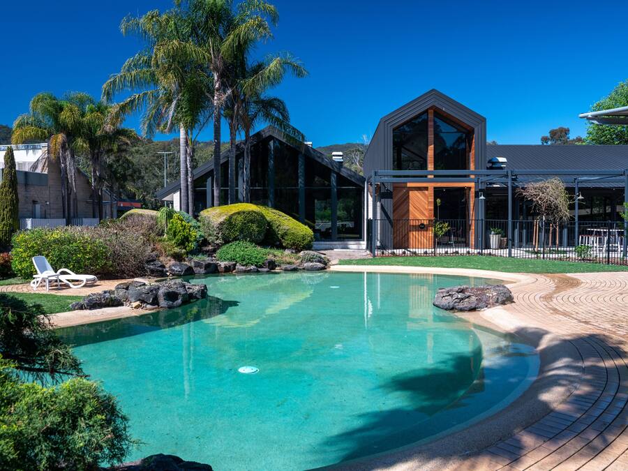 Piscina externa, funciona das 8h às 21h, espreguiçadeiras