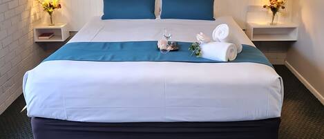 Quarto Deluxe, 1 cama king-size | Roupa de alta qualidade, camas de colchão pillowtop, secretária