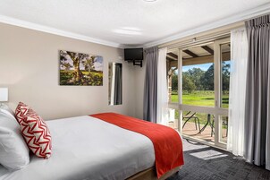 Suíte executiva, 1 cama King, para não fumantes | Roupas de cama premium, camas com colchões pillow-top, frigobar