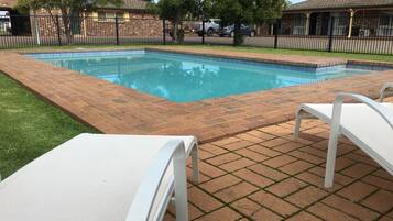 Piscina exterior sazonal, espreguiçadeiras