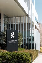Um edifício moderno com uma placa indicando 'GATEWAY WANGARATTA'.