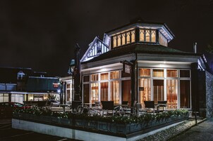 Fachada da propriedade à noite