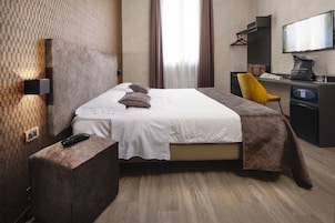 Quarto Clássico com Cama de Casal | Roupa hipoalergénica, minibar, cofre com capacidade para portátil 