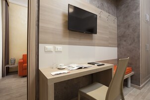 Apartamento Cidade, 1 quarto, no edifício anexo (Via Carlo Cattaneo, 24) | Edredões de penas, secretária, cortinas/cortinados opacos 