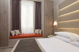 Apartamento Cidade, 1 quarto, no edifício anexo (Via Carlo Cattaneo, 24) | Edredões de penas, secretária, cortinas/cortinados opacos 