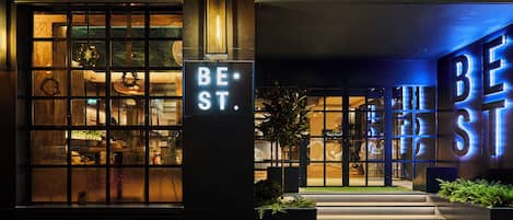 Entrada de um edifício com uma placa que diz 'BEST'.