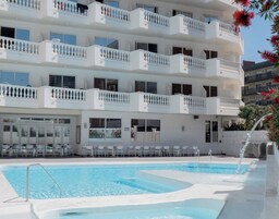 Piscina externa, espreguiçadeiras