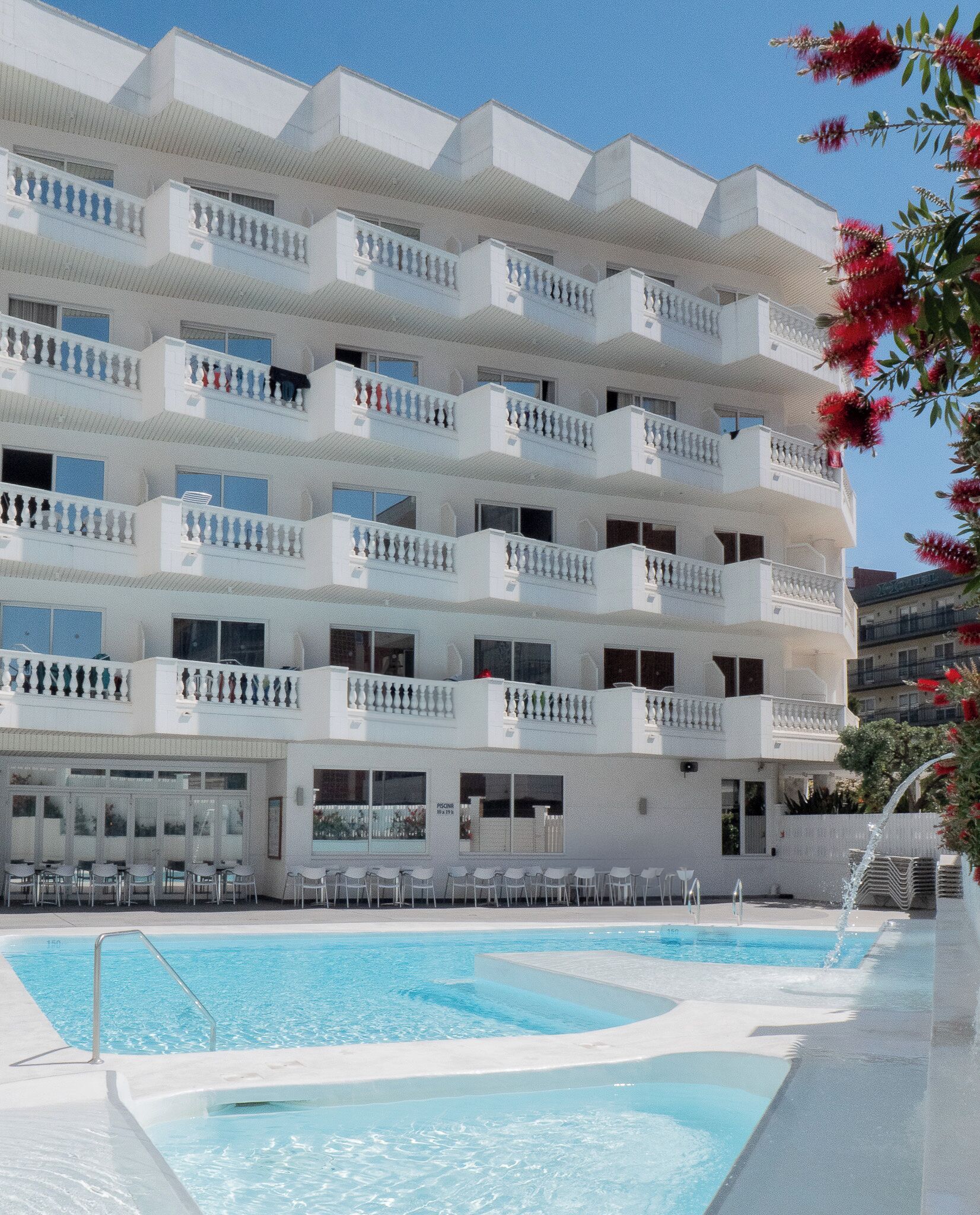 Piscina exterior, espreguiçadeiras 