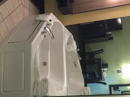 Quarto luxo, 1 cama Queen, para fumantes (Jacuzzi Room) | Banheira de hidromassagem