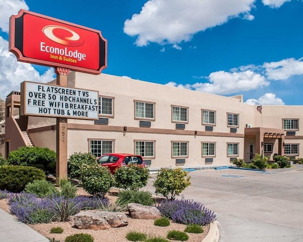 Econo Lodge Inn & Suites Santa Fe South - Santa Fe, NM