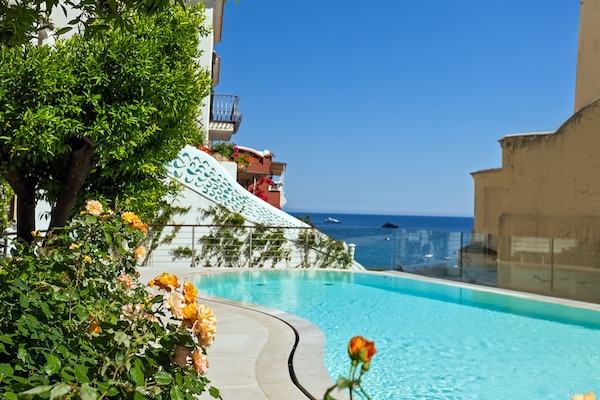 Piscina exterior, espreguiçadeiras