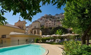 Piscina exterior, espreguiçadeiras