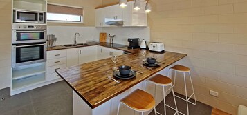 Apartamento, 1 quarto, não fumadores (1 King Bed) | Cortinas/cortinados opacos, quartos insonorizados 