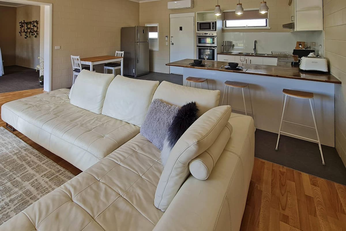 Apartamento, 1 quarto, para não fumantes (1 King Bed) | Cortinas blackout, quartos à prova de som, ferros/tábuas de passar roupa