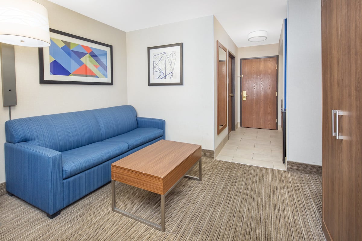 Suite, 2 camas queen-size | 1 quarto, cofre no quarto, secretária, ferro/tábua de engomar
