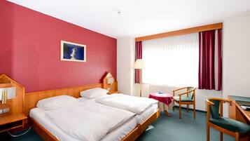 Quarto Twin Standard | Roupa de alta qualidade, camas de colchão viscoelástico, minibar