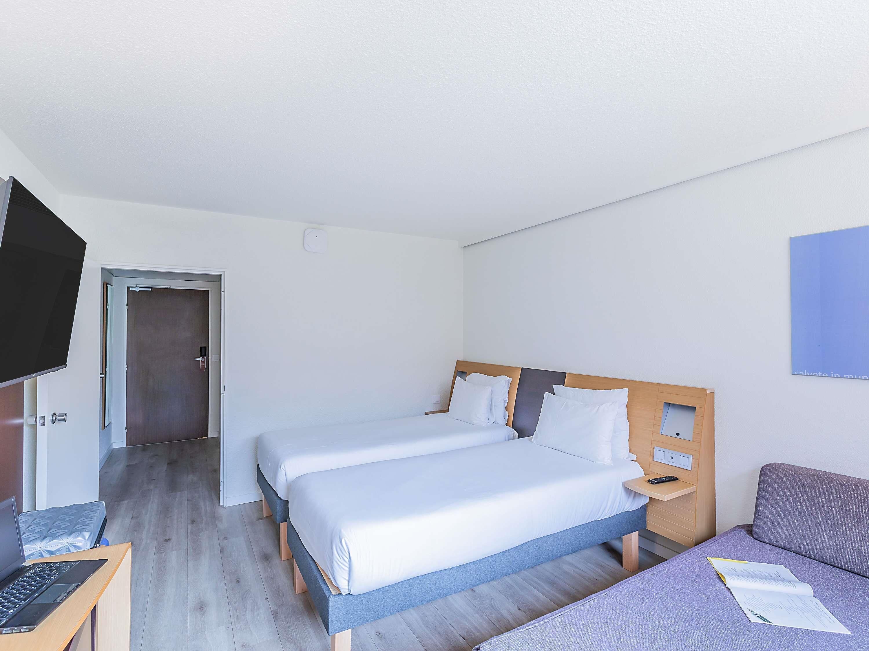 1 quarto, frigobar, cofres nos quartos, escrivaninha