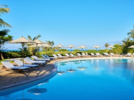 Piscina interna, piscina externa sazonal, guarda-sóis