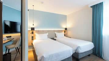 Quarto standard, 2 camas de solteiro | Roupas de cama premium, cofres nos quartos, individualmente mobiliados